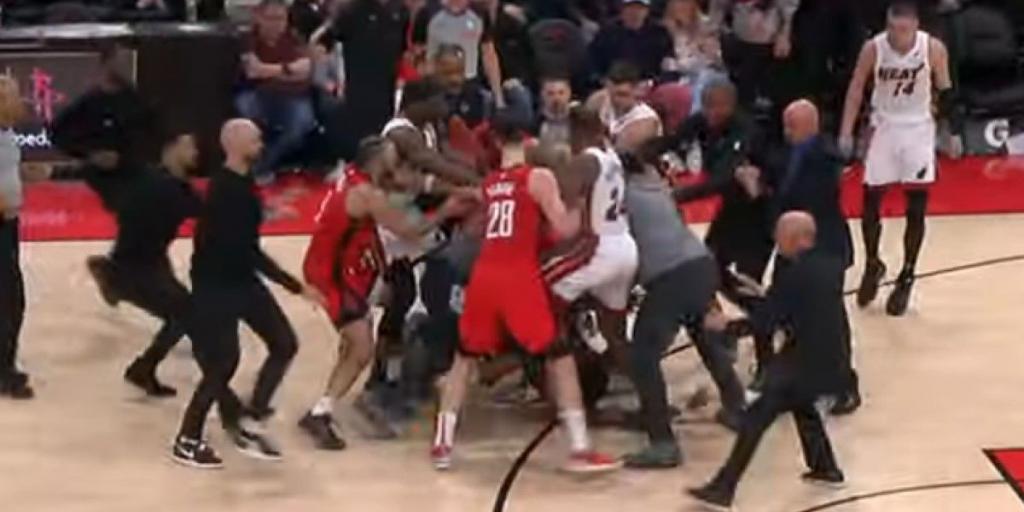 Χαμός: Μπουνιές και έξι αποβολές στο τελευταίο λεπτό του αγώνα! (βίντεο) | Sportime